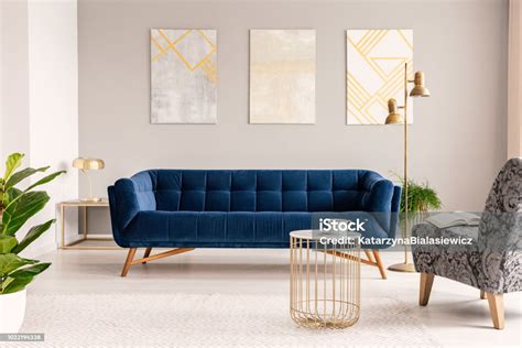 대리석과 금 끝 테이블의 실제 사진 벽 골드 램프와 로얄 블루 소파에 3 개의 그림 빛 회색 거실 인테리어에 카펫에 배치 회색에 대한 스톡 사진 및 기타 이미지 Istock
