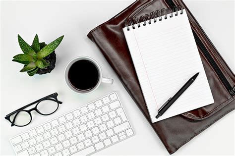 컴퓨터 키보드 안경 커피 한 잔 및 기타 사무용품이있는 흰색 사무실 책상 테이블 복사 공간이있는 상단보기 평평한 평신도 개념에 대한 스톡 사진 및 기타 이미지 Istock