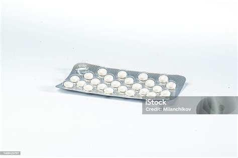 흰색 배경에 앞면과 뒷면 팩 포장이 있는 블리스터 팩에 있는 흰색 약 정제 고해상도 사진에 클리핑 경로가 있습니다 0명에 대한 스톡 사진 및 기타 이미지 Istock