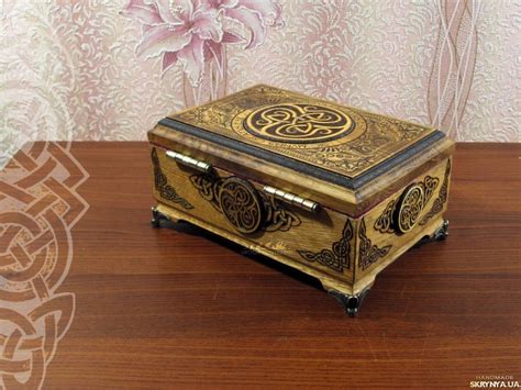 Купити Скринька деревяна Трикветр із скандинавс Skrynya Ua