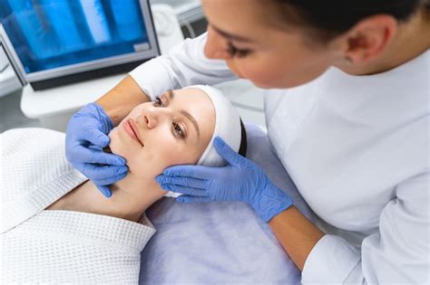 Dermatólogo Femenino Profesional Caucásico Enfocado Realizando Una
