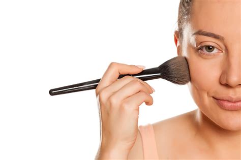 흰색 바탕에 브러시와 파우더 파운데이션을 적용 하는 젊은 여자 메이크업 화장품에 대한 스톡 사진 및 기타 이미지 메이크업