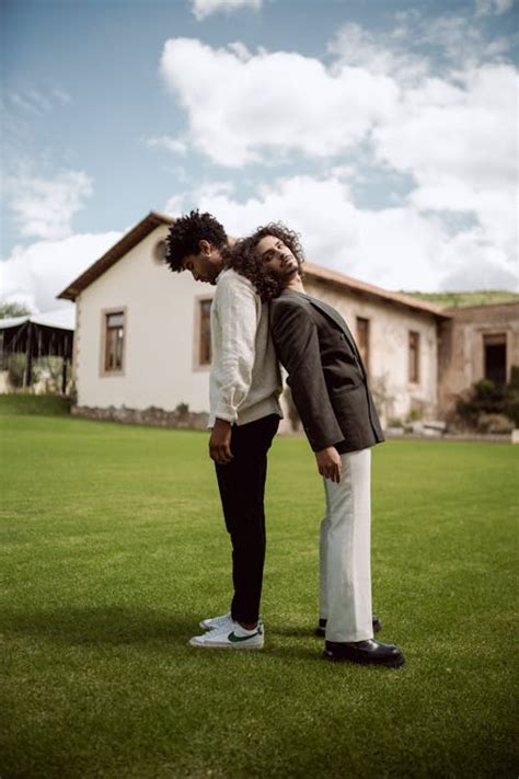 건축 격식있는 옷차림 곱슬머리 남자 농촌의 다양한 다이나믹한 대기의 대인관계 연결 대조 독특한 포즈 뒤로 따뜻한 음색 라이프스타일 레저 맑은 날