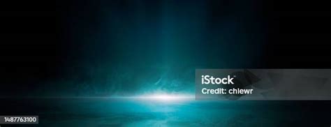 텅 빈 짙은 파란색 추상 시멘트 벽과 스튜디오 룸은 디스플레이 제품 벽 배경 빈 어두운 장면 네온 불빛 스포트라이트 및 레이저 빛을 위해 내부 질감 위로 떠오르는 연기가