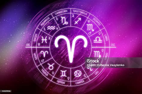 양자리 조디악 기호 파란색 공간 배경에 양자리 아이콘입니다 공간의 진한 파란색 배경에 조디악 원 양자리에 대한 스톡 벡터 아트