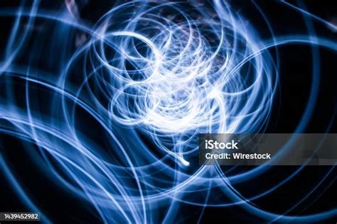 밝은 패턴으로 칠해지는 파란색 조명의 장노출 소용돌이 추상적인 배경에 적합 긴에 대한 스톡 사진 및 기타 이미지 긴 빛 장기 노출 Istock