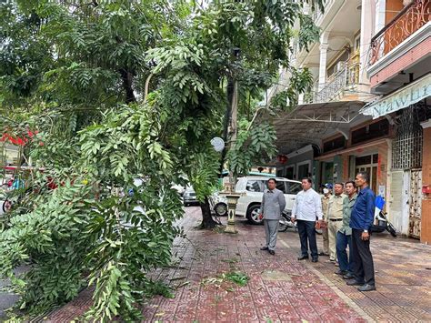 លោក ចាប ឌីណា ចុះត្រួតពិនិត្យទីតាំងលក់រថយន្តនៅតាមបណ្តោយផ្លូវសហព័ន្ធរុស្សុី គោលបំណងកែលម្អ