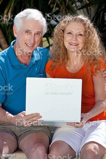 노인 남자 여자 커플입니다 외부 노트북 컴퓨터를 사용하여 기혼에 대한 스톡 사진 및 기타 이미지 기혼 남성 남자 Istock