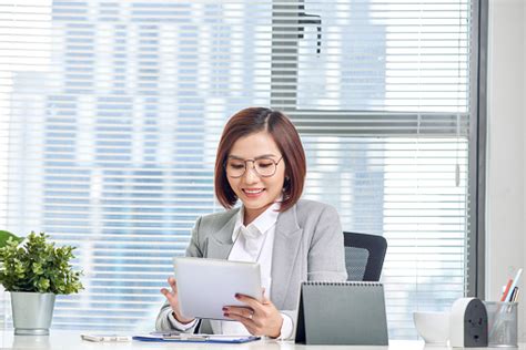 태블릿 컴퓨터와 사무실 책상에서 일 하는 아시아 사업가 디지털 태블릿 사용하기에 대한 스톡 사진 및 기타 이미지 디지털 태블릿 사용하기 명랑한 미소 Istock