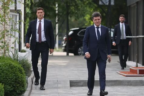 Ionuț Spp Istul Care Face Furori Lângă Nicușor Dan