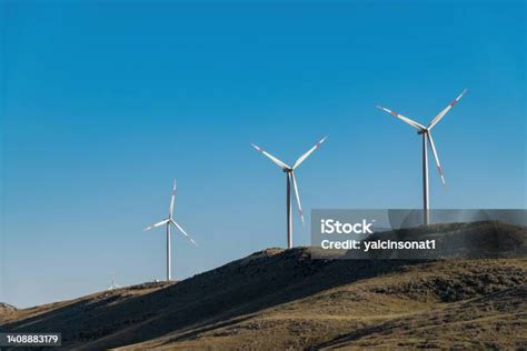 바람이 부는 산 능선에 지어진 풍력 터빈 또는 풍차를 생산하는 깨끗한 전기 깨끗한에 대한 스톡 사진 및 기타 이미지 깨끗한 녹색 기술 농업 Istock