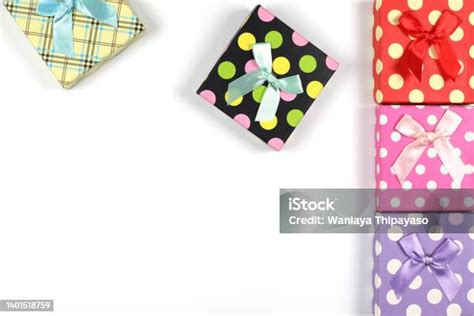 흰색 배경에 리본 활이있는 다채로운 선물 상자 선물 상자 상단보기 사진에는 복사 공간이 있습니다 0명에 대한 스톡 사진 및 기타 이미지 Istock