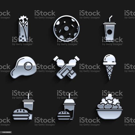 교차 물병 빨대와 버거를 마시는 종이 유리 팝콘 그릇 아이스크림 와플 콘 스크램블 에그 도너 케밥 아이콘을 설정합니다 벡터 검은