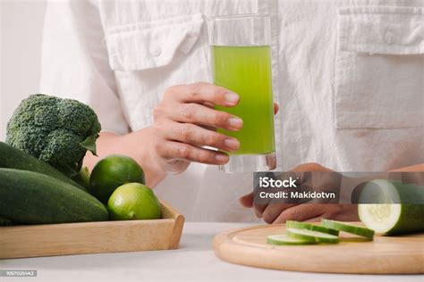 시장입니다 건강 한 채식 음식입니다 신선한 야채 딸기 채소와 과일 나무 트레이 오이 무 녹색 완두콩 화이트 테이블 사람은 S 손 복사 공간에서 0명에 대한 스톡 사진 및