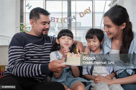 아시아 소녀는 생일 케이크에 놀랐고 가족과 함께 파티를 축하합니다 가정 생활에 대한 스톡 사진 및 기타 이미지 가정 생활 가족 거실 Istock