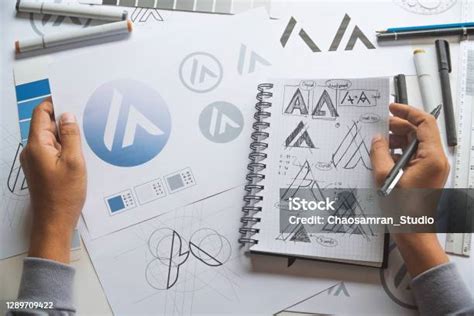 그래픽 디자이너 드로잉 스케치 디자인 크리에이티브 아이디어 초안 로고 제품 상표 라벨 브랜드 아트워크 그래픽 디자이너 스튜디오 컨셉 광고에 대한 스톡 사진 및 기타 이미지