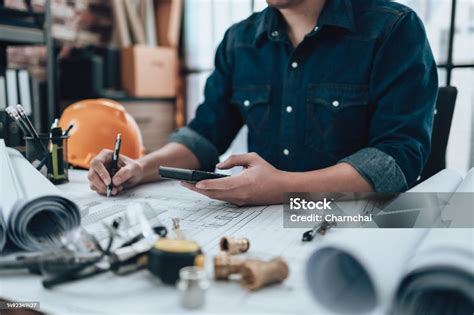 사무실 책상과 삼각형 눈금자 안전 안경 나침반 블루프린트의 버니어 캘리퍼에서 도면 검사 및 프레스 계산기로 작업하는 엔지니어링 엔지니어 건축가 산업 및 공장 개념 35 39