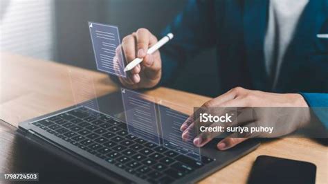 전자 문서가 있는 랩톱 컴퓨터에서 작업하는 사업가 스타일러스 펜을 사용하여 가상 노트북 화면의 디지털 문서에 대한 전자 문서 문서 개념에 대한 스톡 사진 및 기타 이미지