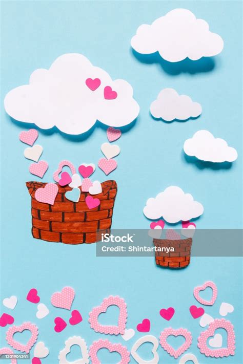 현실적인 종이와 해피 발렌타인 데이 인사말 카드 디자인 수공예품 스크랩북 핸드메이드 파란색 배경에 심장 모양 비행 풍선과 마음 장식입니다 Diy에 대한 스톡 사진 및 기타
