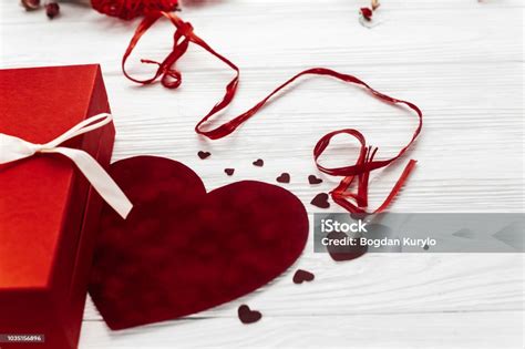 세련 된 선물 상자와 하트 장미 흰색 나무 배경 해피 발렌타인 데이 개념입니다 인사말 카드 텍스트 위한 공간입니다 결혼식 이나 생일 액세서리 개념에 대한 스톡 사진 및 기타