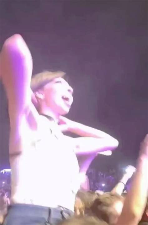 Flashing My Titties At The Concert Scrolller