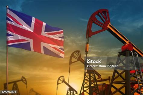영국 플래그와 유 정 파란색과 노란색 일몰 하늘 배경산업 그림 3d 그림 0명에 대한 스톡 사진 및 기타 이미지 Istock