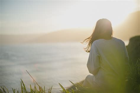 무료 이미지 바닷가 바다 잔디 수평선 사람 소녀 태양 여자 일몰 사진술 햇빛 아침 꽃 애정 반사