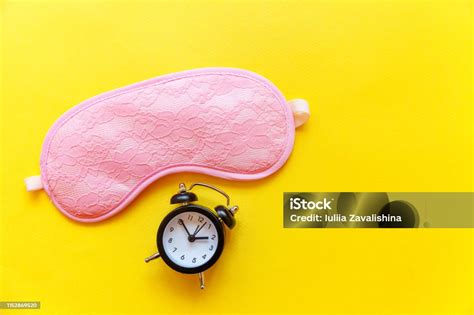 노란 배경에 잠자는 마스크와 알람 시계 가리기에 대한 스톡 사진 및 기타 이미지 가리기 개인 장식품 건강관리와 의술