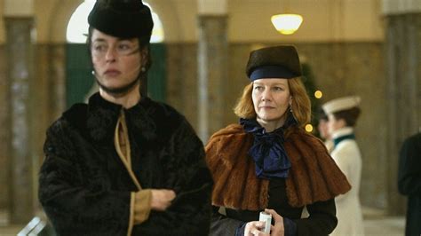 Костюмована драма про знамениту австрійську імператрицю під саундтрек Portishead стрічку «Сісі