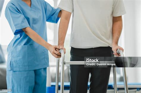 골관절염 물리 치료사 치료 및 환자 운동 및 젊은 운동 선수의 부상당한 무릎 치료를 돕습니다 상처 재활 물리 치료 회복 개념 2명에 대한 스톡 사진 및 기타 이미지 Istock