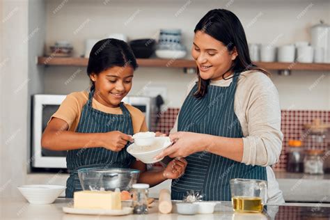Aprender Familia Y Cocinar Pasteles Con La Madre Para Unir El Bienestar