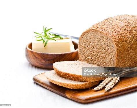 천천히 구운 유기농 통 밀 빵과 버터와 로즈 메리와 밀 귀 슬라이스 빵에 대한 스톡 사진 및 기타 이미지 빵 버터 통밀 Istock
