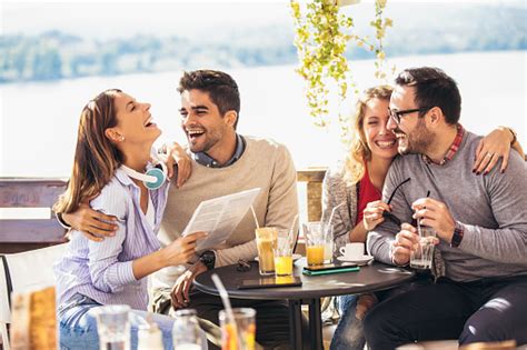 재미 있는 커피 함께 네 친구의 그룹 두 여자와 두 남자 이야기 웃으면서 그들의 시간을 즐기고 카페에서 20 29세에 대한 스톡 사진 및 기타 이미지 Istock