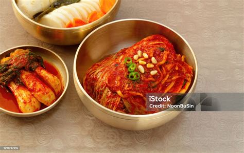 가장 유명한 한국 음식 김치 세트 높은 품질의 황동 식기 맨 위 보기입니다 준비에 대한 스톡 사진 및 기타 이미지 Istock