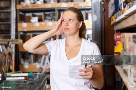 여성 상점 리스트를 보유 하 고 빌드 저장소에 선반에서 도구를 선택 가정 생활에 대한 스톡 사진 및 기타 이미지 가정 생활