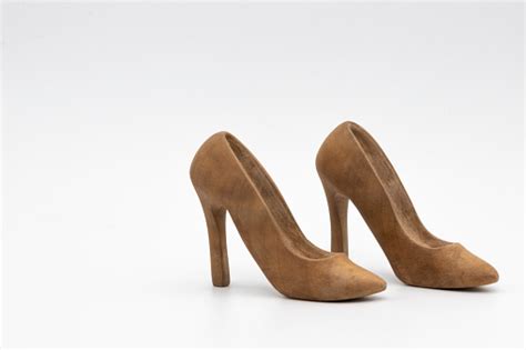 나무로 만든 여성용 신발 한 켤레 흰색 배경에 아름 다운 굽 높은 나무 신발입니다 여성 컨셉에 사용되는 수제 신발 0명에 대한 스톡 사진 및 기타 이미지 Istock