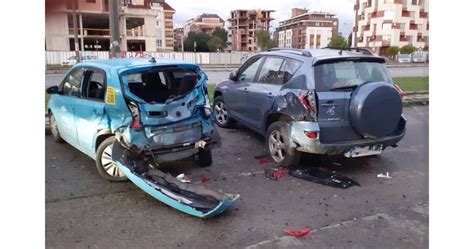 Мъж блъсна три коли и избяга