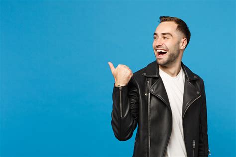 파란색 벽 배경 스튜디오 초상화에 고립 된 작업 영역에 표시 하는 검은 자 켓 흰색 T 셔츠에 잘생긴 세련 된 젊은 이루어지지 남자 사람들은 진심으로 감정 라이프 스타일