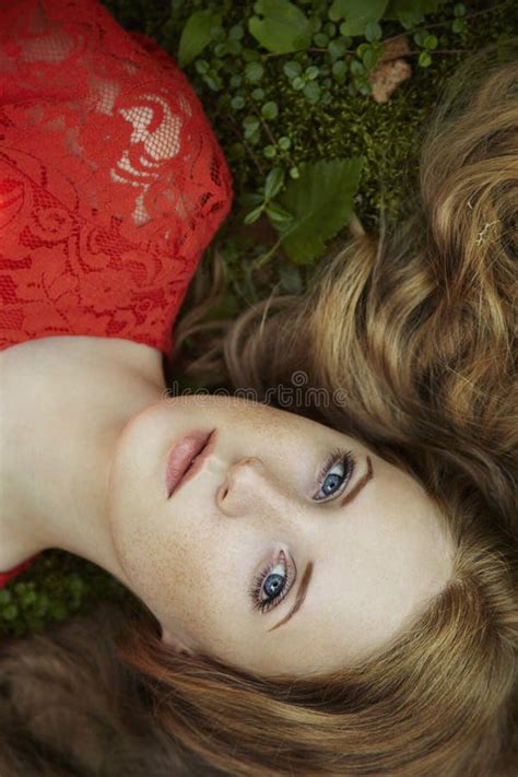 Het Portret Van De Manier Van Jonge Sensuele Vrouw In Tuin Stock Foto Image Of Schoonheid