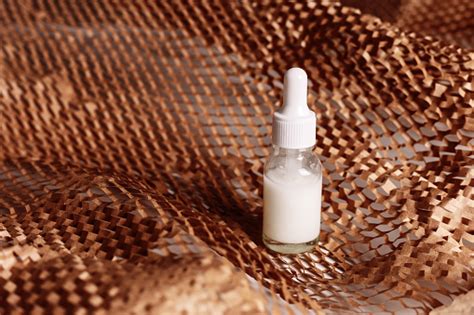 종이 트렌드 장식 배경에 흰색 액체 에센스 혈청 또는 크림이 있는 유리 스포이드 병 천연 유기농 스파 화장품 집에서 스킨 케어를 위한 미적 모형 제품 브랜드 없는 항아리 0