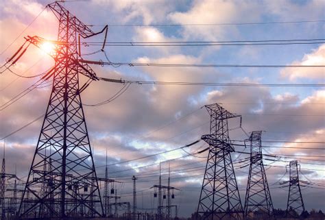 폭풍 구름의 고전압 전력선 전기 분배 스테이션 고전압 전기 송전탑 0명에 대한 스톡 사진 및 기타 이미지 0명 강철 공학 Istock