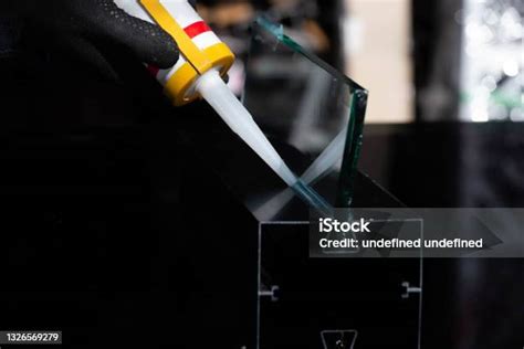 실리콘 접착제와 접착제 총의 클로즈업은 알루미늄과 유리를 단단히 스트레칭합니다 풀 문구류에 대한 스톡 사진 및 기타 이미지 풀 문구류 폴리우레탄 산업 Istock