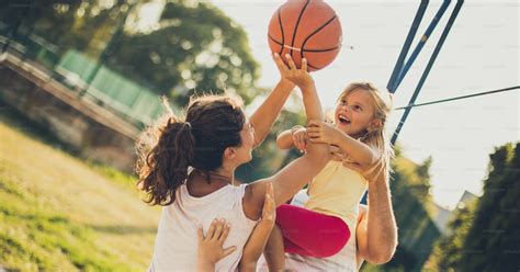 이길 시간입니다 농구를 하는 가족 사진 Unsplash의 가로 이미지