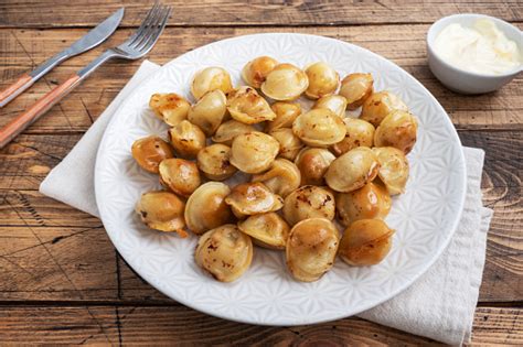 전통적인 튀긴 펠메니 라비올리 접시에 고기로 가득 만두 러시아어 부엌 나무 소박한 테이블 복사 공간 가득 찬에 대한 스톡 사진 및 기타 이미지 Istock