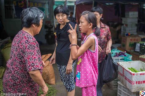 小女孩凌晨5点起床帮奶奶卖菜，每天挣20元手机凤凰网