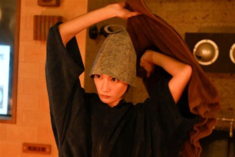 テレ朝post 菜々緒がクールな“熱波師”に！サウナでの全力大回転に“上司”も困惑＜無能の鷹＞
