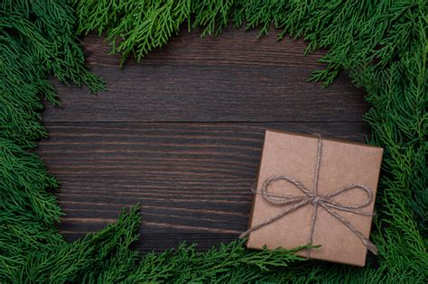 전나무 가지와 선물 종이 상자의 프레임은 꼬기로 묶여 크리스마스 카드 공백 N 0명에 대한 스톡 사진 및 기타 이미지 0명 갈색 겨울 Istock