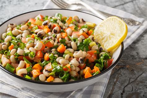 검은 눈 콩 당근 양파 토마토 바질 파슬리를 곁들인 맛있는 샐러드에 올리브 오일과 레몬 주스를 접시에 클로즈업합니다 가로 동부 콩에 대한 스톡 사진 및 기타 이미지 Istock