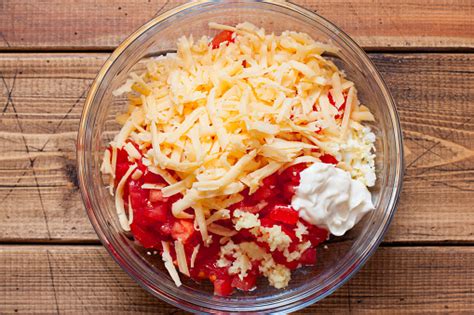 게 스틱 토마토 치즈 계란 단계 5 마늘과 마요네즈추가 탑 뷰 선택적 초점 샐러드의 단계별 요리 0명에 대한 스톡 사진 및 기타 이미지 Istock