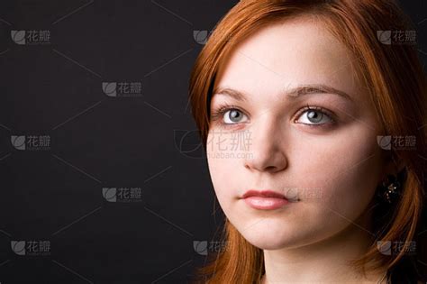 迷人的年轻女孩。